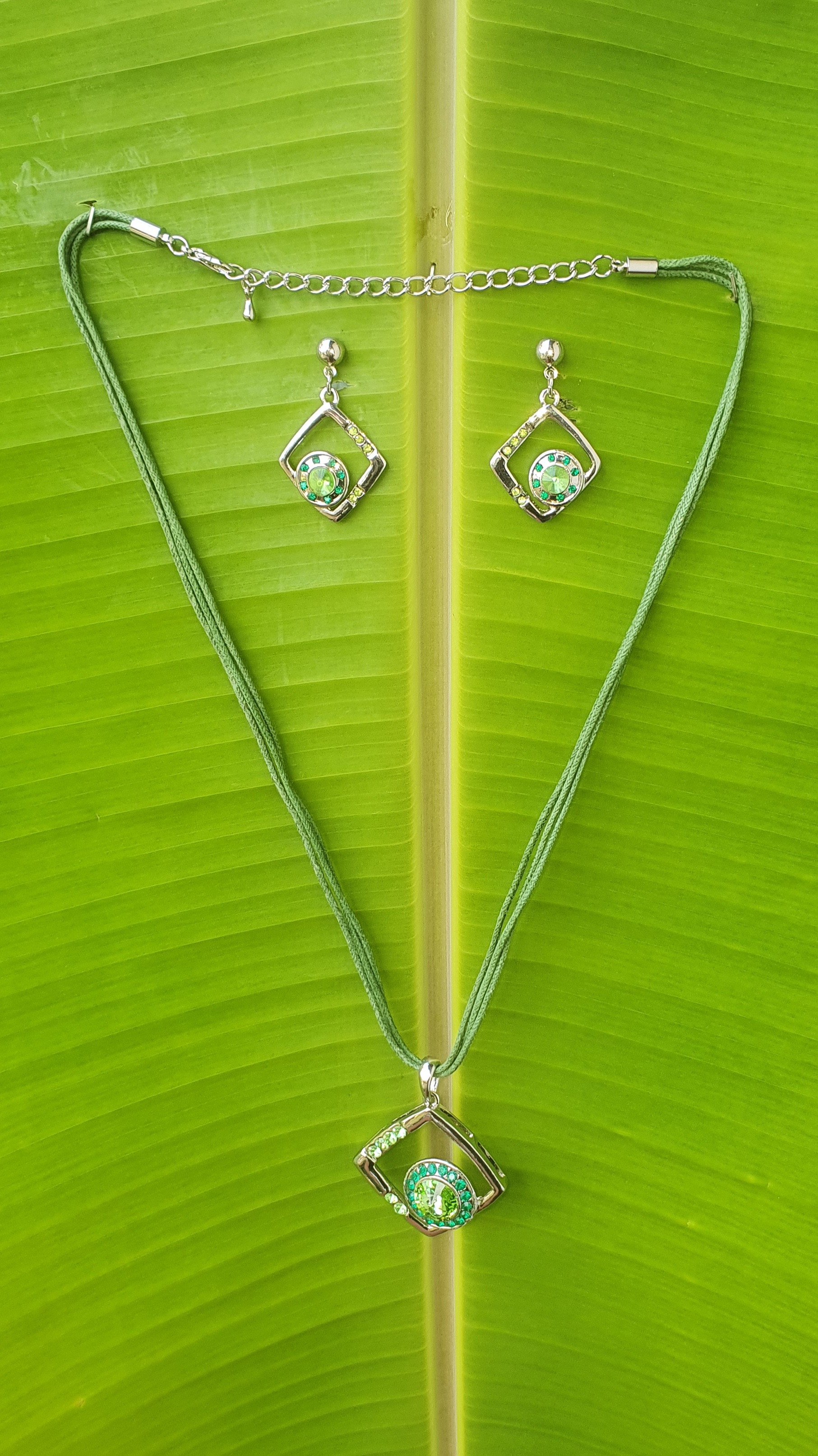 Simple Collection Thread type Dark Green Color Necklace for Women NE043 ...