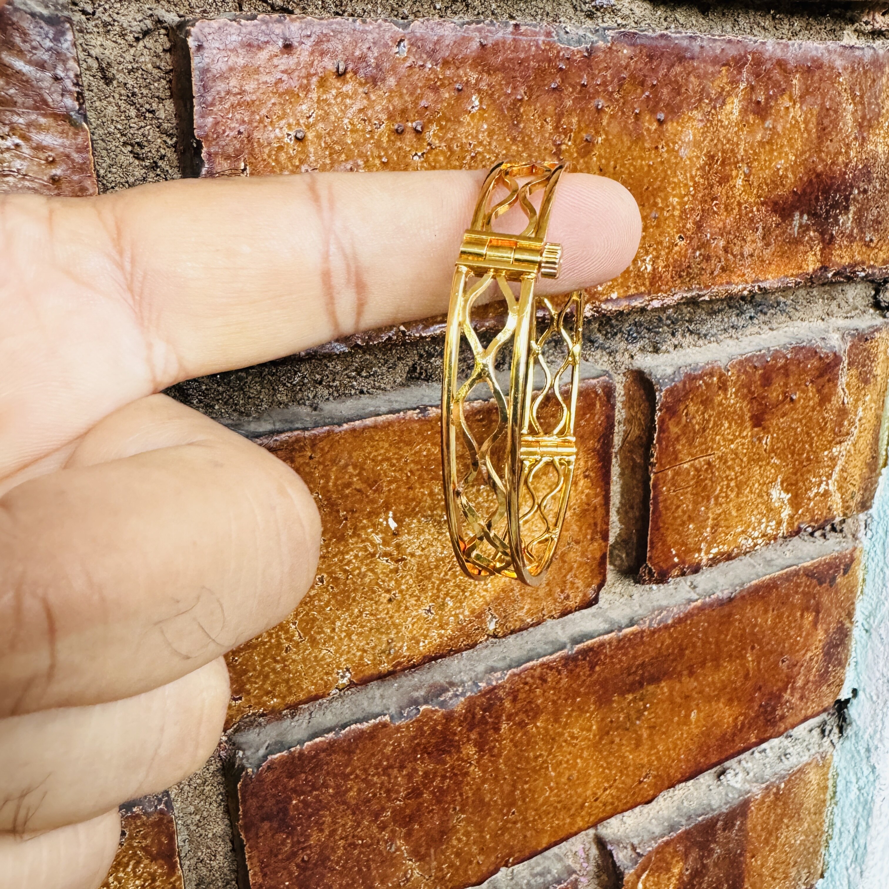 Hight Quality Fashion Gold Plated ESH Lover Stylish Scrow Lock Bangle ...