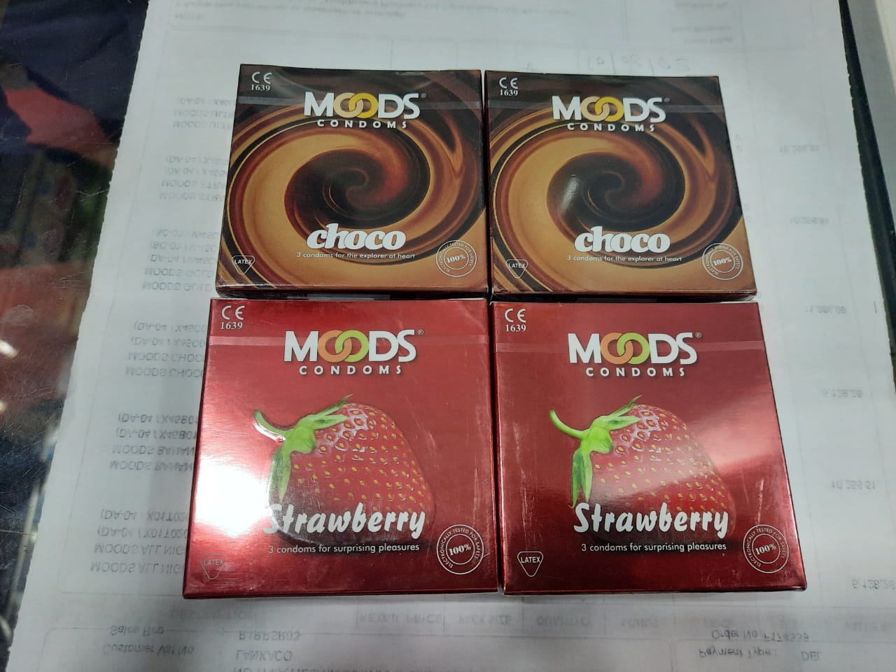 12 MOODS Flavorful Condoms - Strawberry/Banana/Choco & More (12-Pack ...