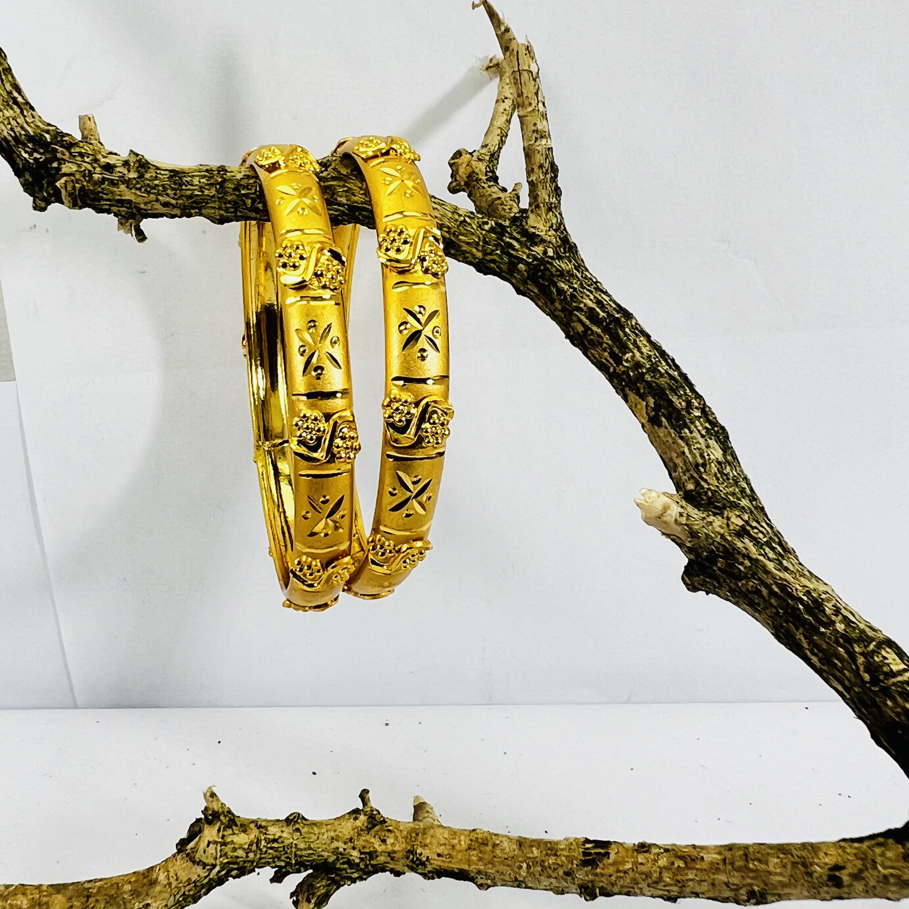 Gold plated rich look beautiful bangle Lightweight Cute bangles with ...